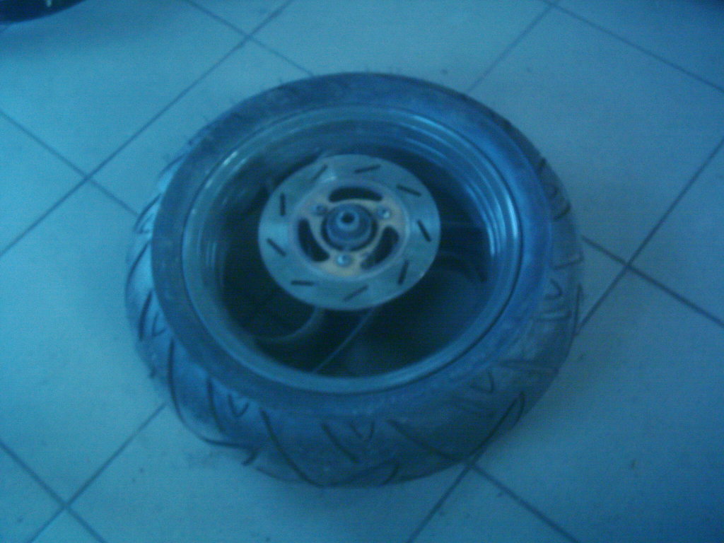 Piaggio Typhoon ,NRG, Puch bontott első 13-mas kerék új gumival ...